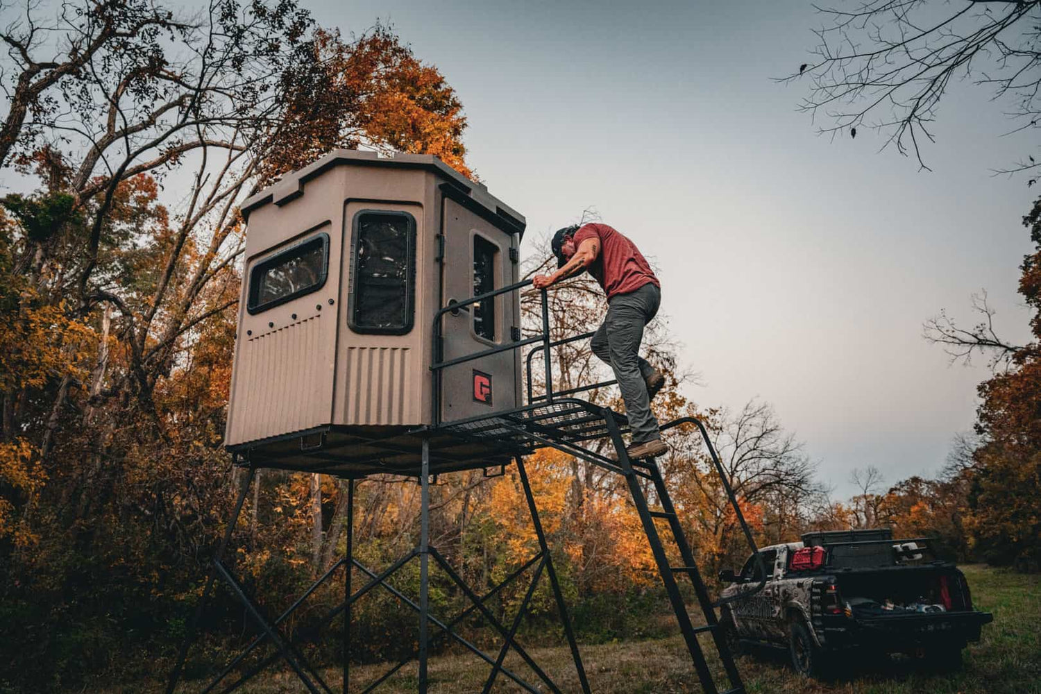 The Ultimate Guide to Elevated Hunting Blinds – Grizzly Coolers